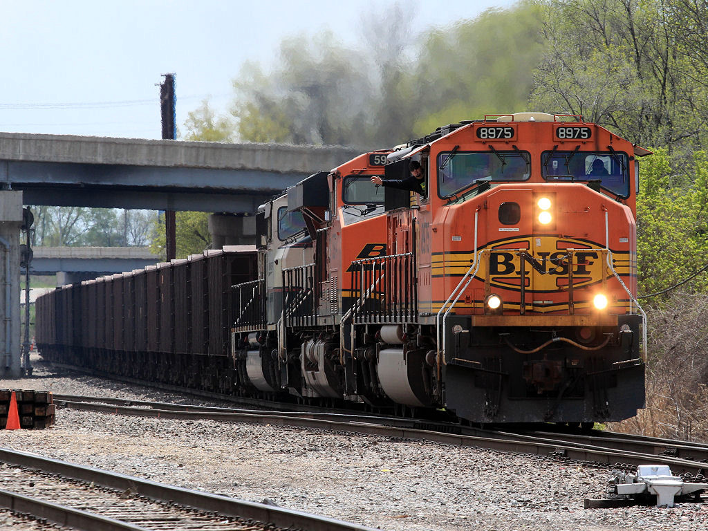 BNSF 8975